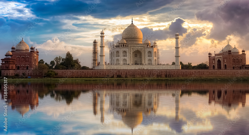 Foto de Taj Mahal sunset view from Mehtab Bagh on the banks of Yamuna ...