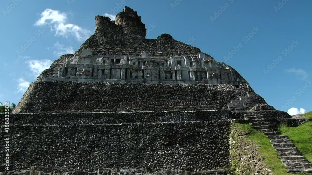 Video Stock Top of temple El Castillo with carved elements at ...