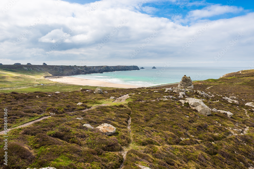Vue sur la Plage de Penhat et la Pointe de Pen-Hir depuis les falaises ...