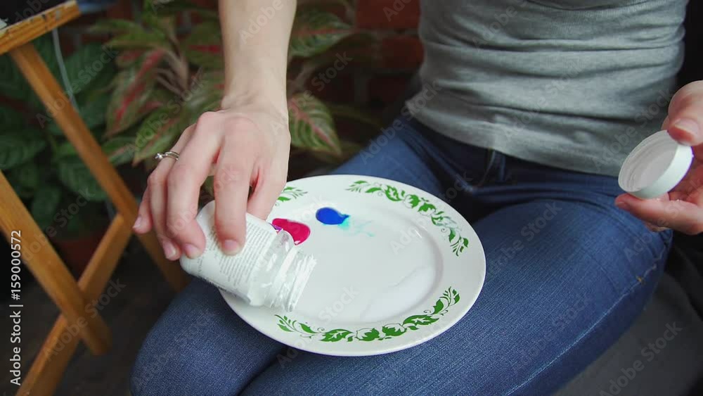 Vidéo Stock Acrylic paint for drawing on a white plate: a palette for ...