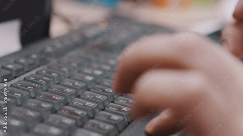 Vidéo Stock Palms of office worker hands pushing buttons on keyboard ...