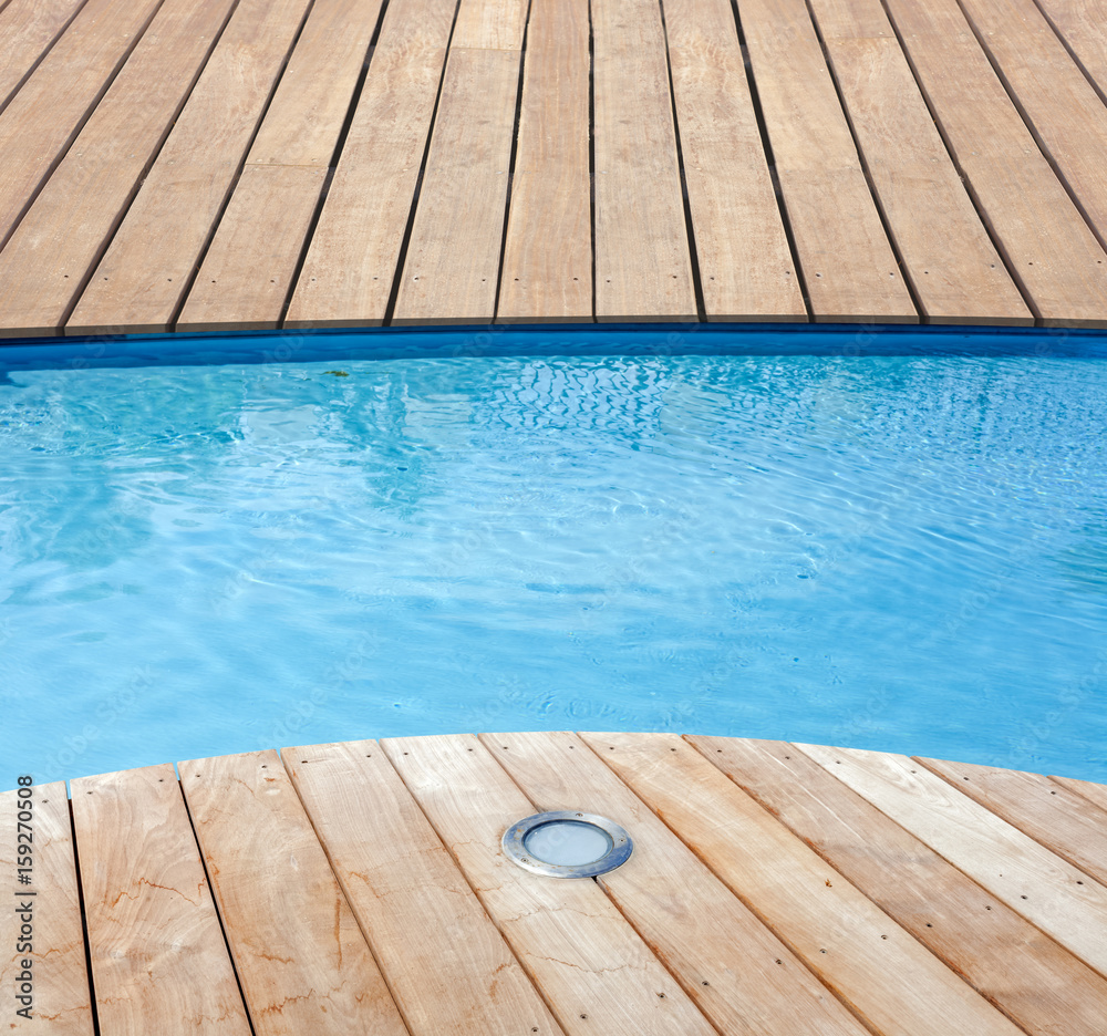 plage de piscine en bois avec éclairage intégré Stock Photo | Adobe Stock