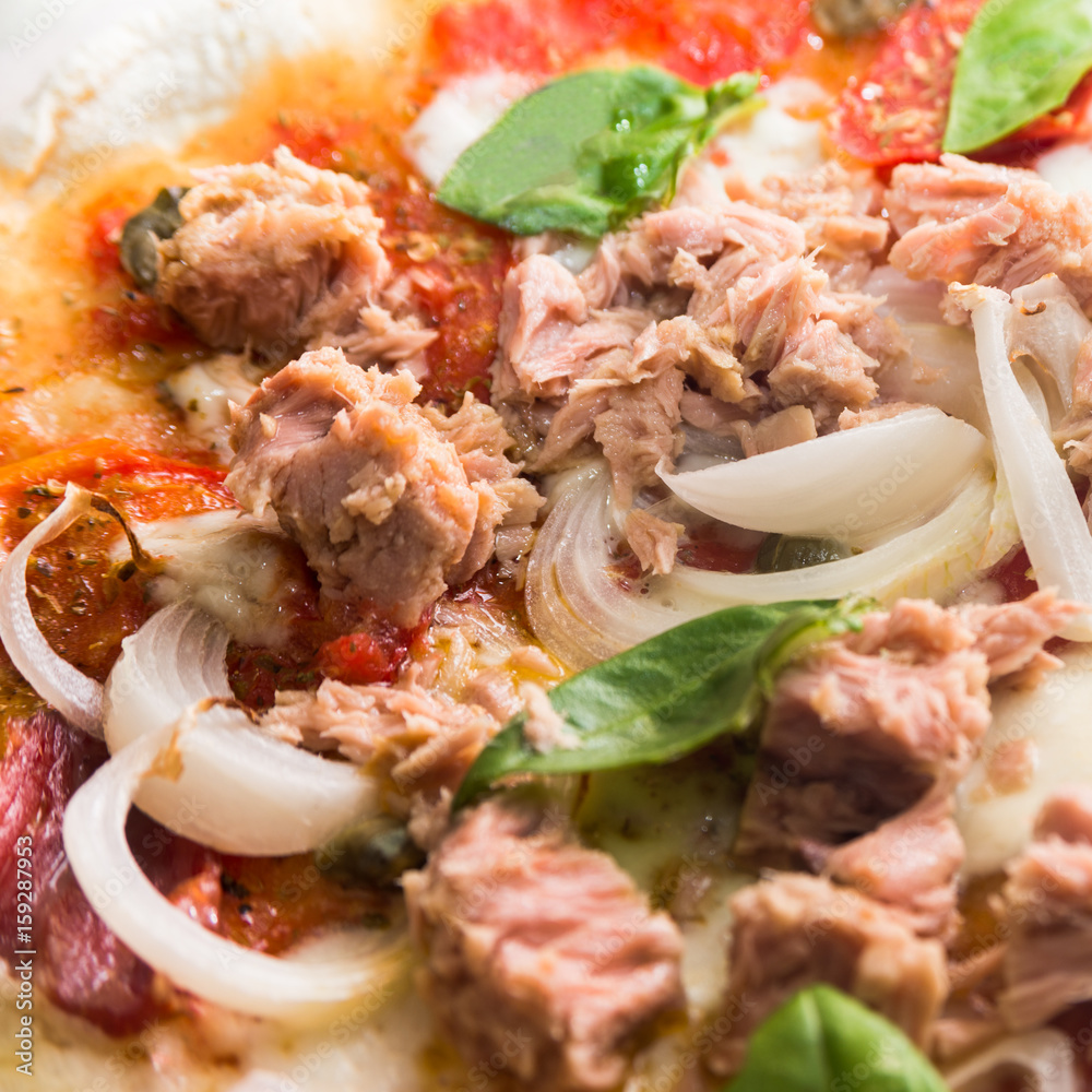 Pizza con tonno, cipolle e basilico - Tuna and onion Pizza Stock Photo ...