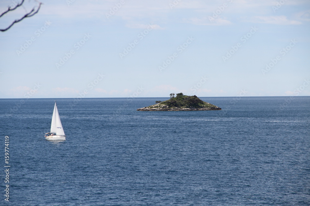 kleine Insel im Meer Stock-Foto | Adobe Stock