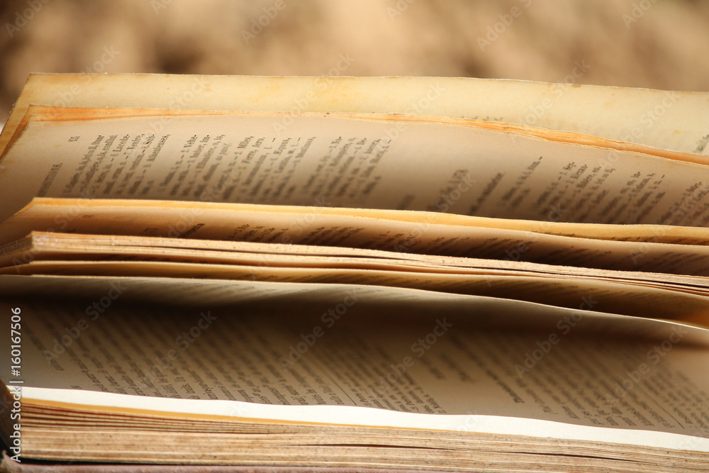 feuilleter un livre Stock Photo | Adobe Stock