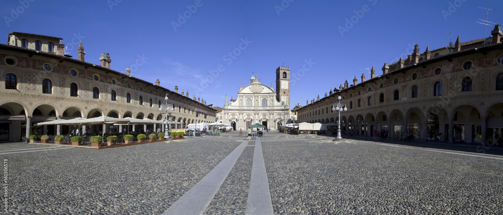 PIAZZA DUCALE A VIGEVANO CON PORTICI E DUOMO CATTEDRALE SANT'AMBROGIO ...