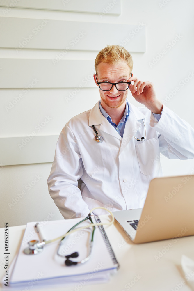 Doktor mit Laptop in seiner Praxis Stock Photo | Adobe Stock
