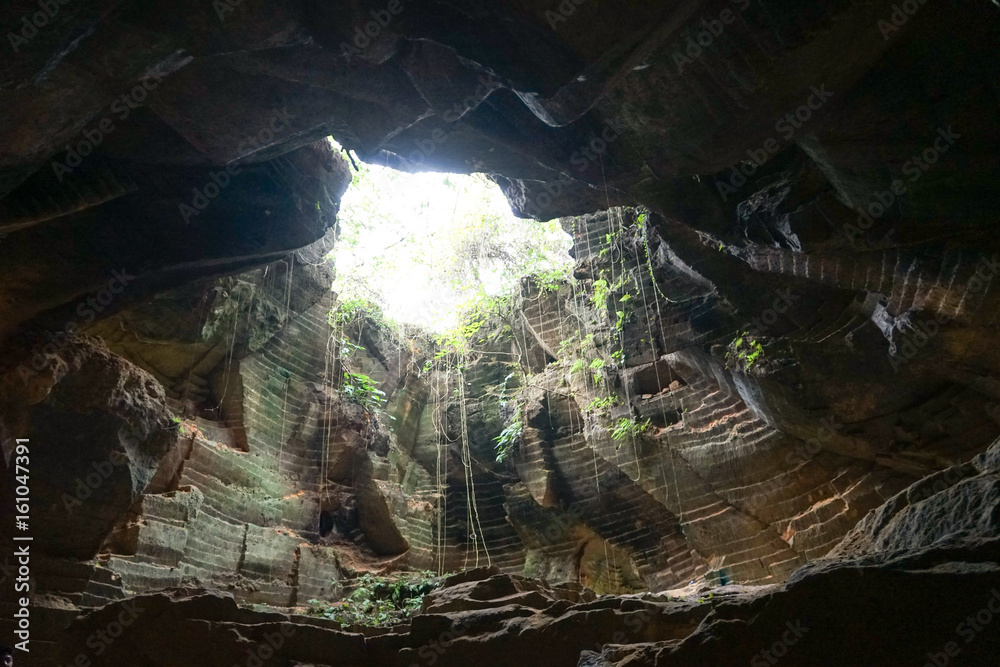Foto de Old abandoned caves for mining of limestone with sun ray in ...