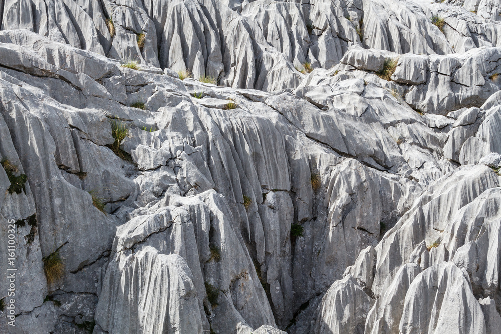 Formaciones de roca caliza erosionada. Macizo Occidental de Picos de ...
