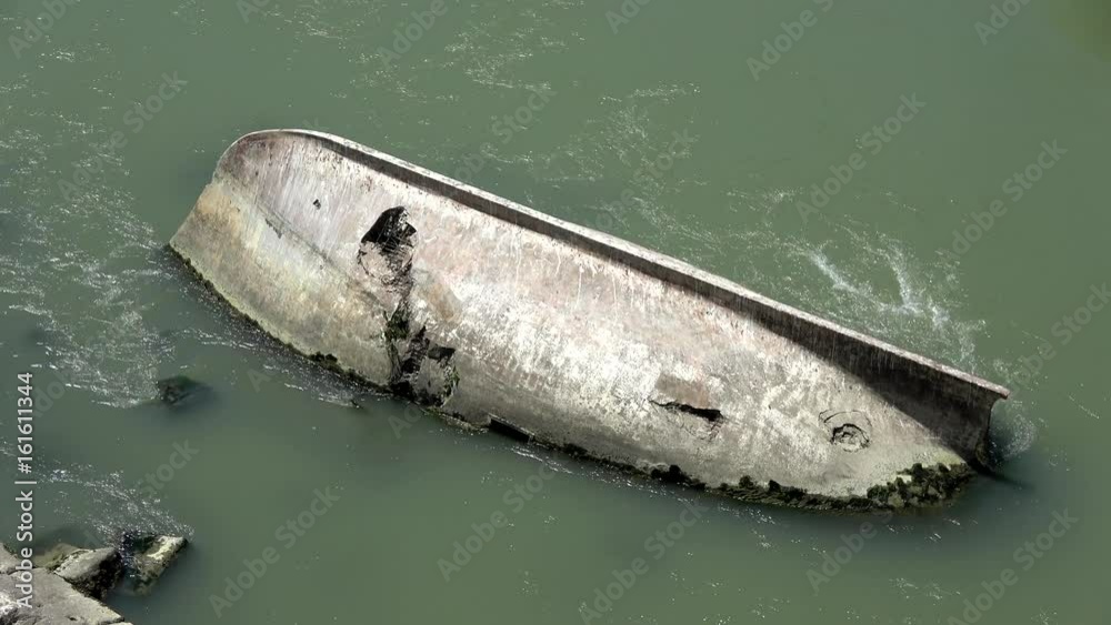 Vidéo Stock Footage of capsized boat crashed onto rocks in middle of ...