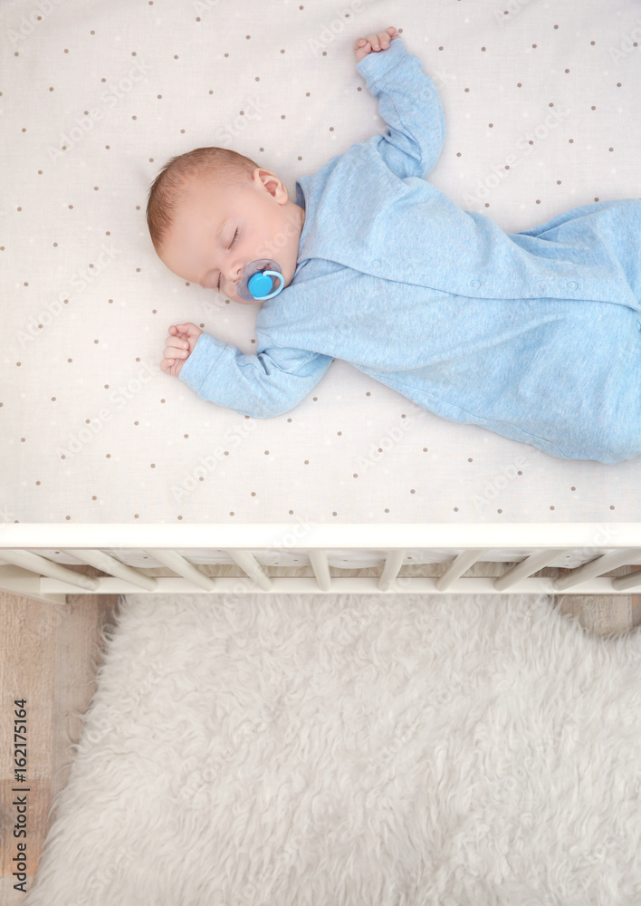 Cute little baby sleeping in cradle at home foto de Stock | Adobe Stock