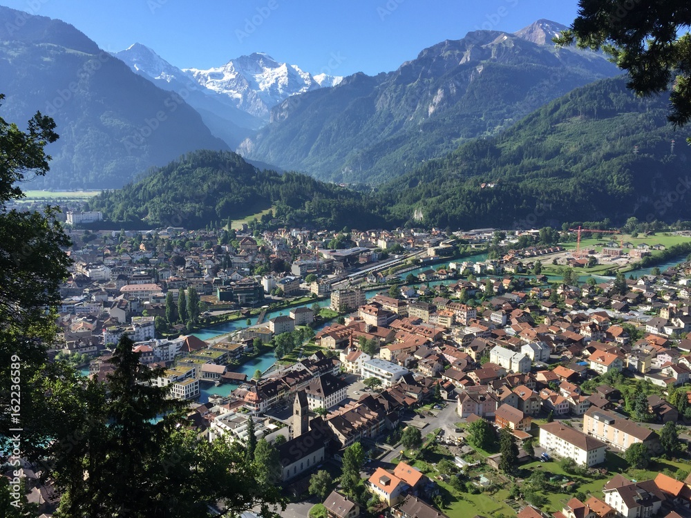 Unterseen und Interlaken mit Eiger Mönch und Jungfrau Stock Photo ...