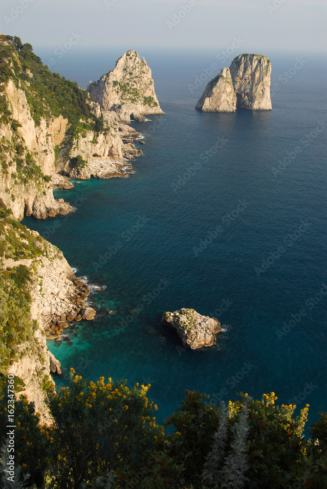 Capri, panorama con i Faraglioni sullo sfondo foto de Stock | Adobe Stock