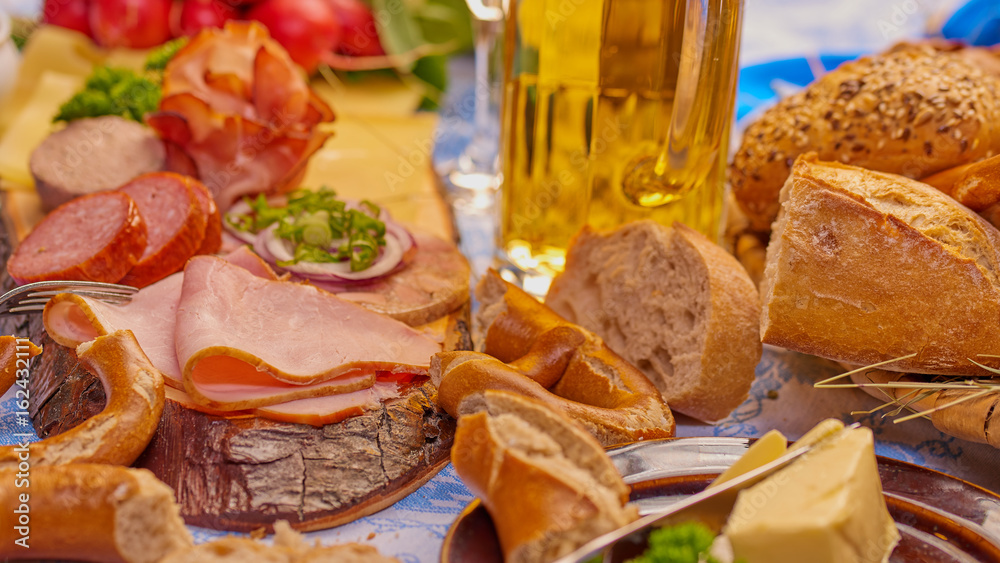 Wurstplatte mit Bier, Schinken, Butter und Brezen und Semmel Stock ...
