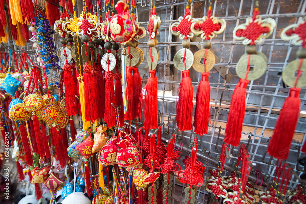 Traditional Chinese Souvenirs in Hong Kong street market ภาพถ่ายสต็อก ...