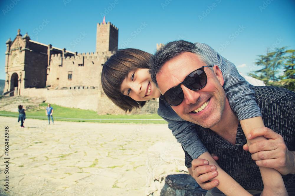 Foto Stock Father and son posing and smiling over ancient spanish ...