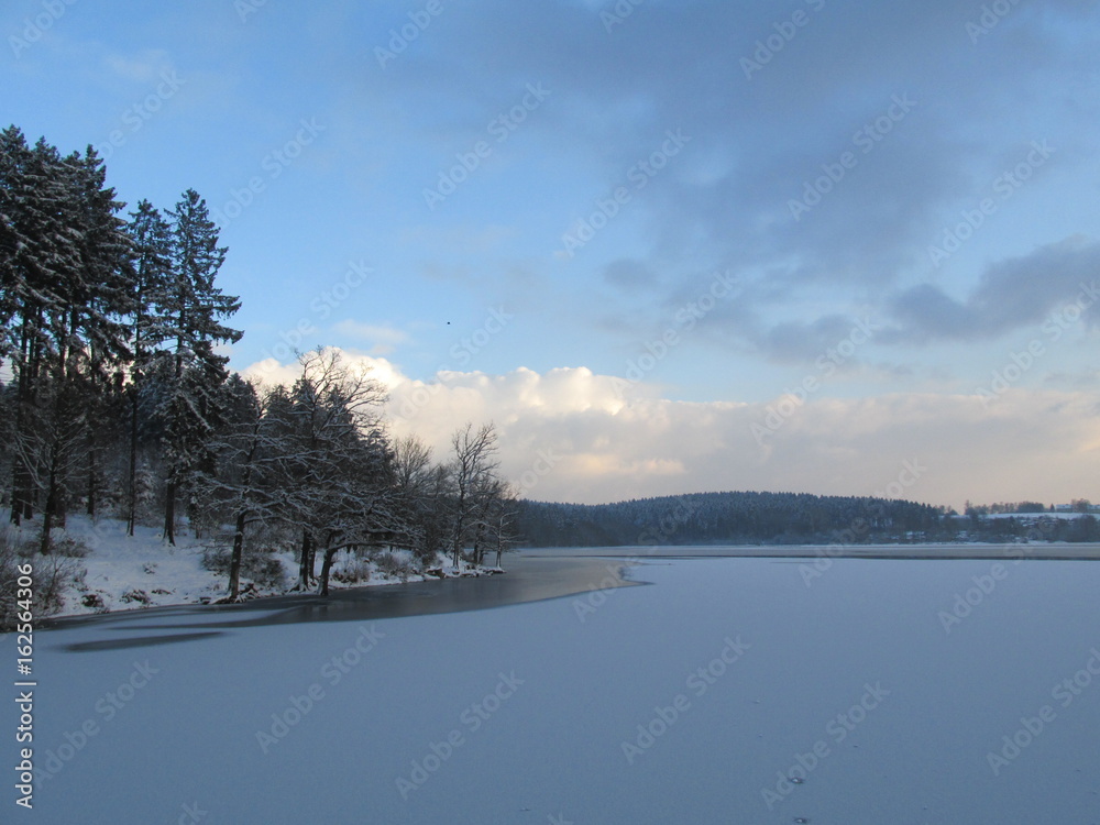 Lago congelado foto de Stock | Adobe Stock