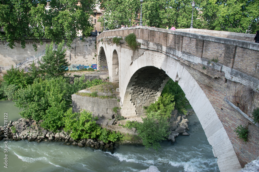 Foto de Ponte Fabricio and Isola Tiberina in Rome, Italy. Fabricius ...