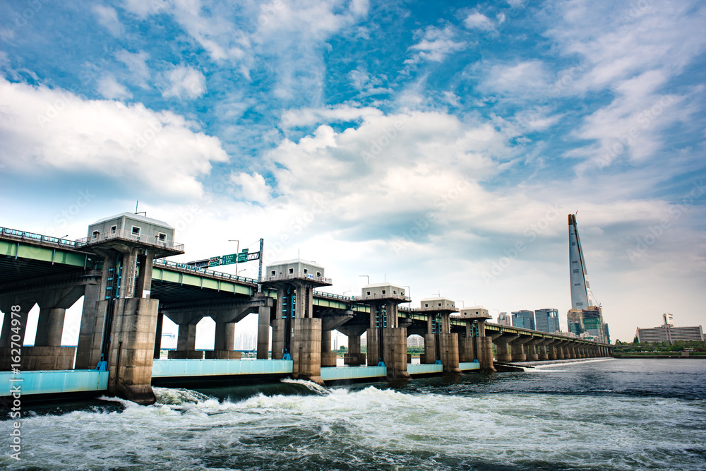 Seoul, South Korea. The scenery of the Han River Jamsil Bridge looks ...