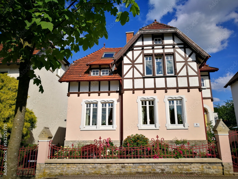 Alte Villa mit Fachwerk, Krüppelwalm und Vorgarten im Sommer bei ...