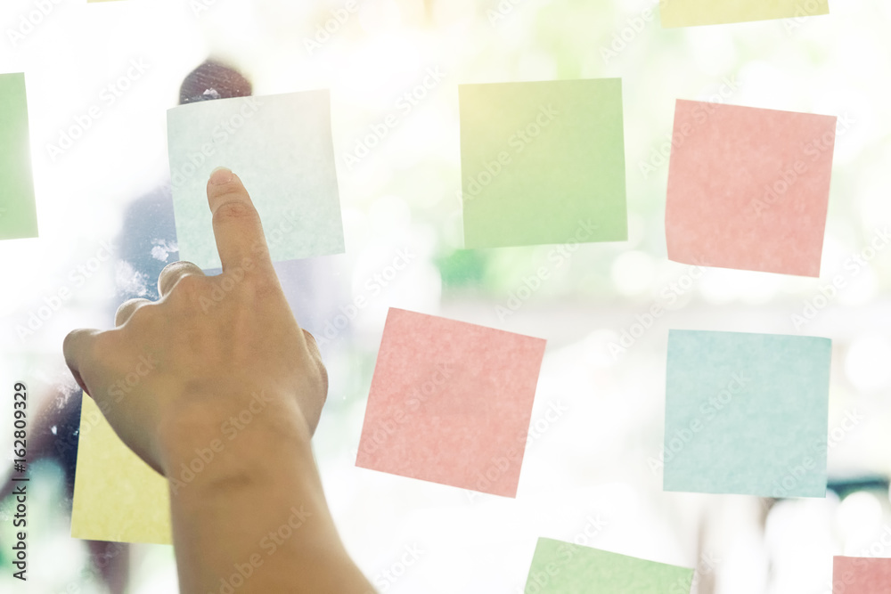 Sticky note paper reminder schedule on window. Use post it notes to ...