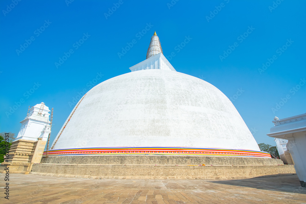 Foto de The Ruins Of Anuradhapura, Sri Lanka. Anuradhapura Is The First ...