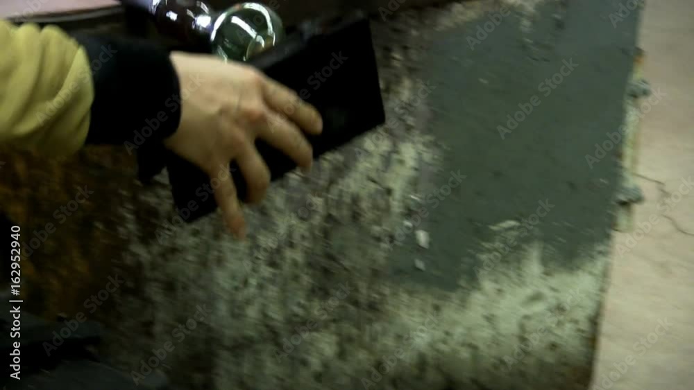 Vidéo Stock Glass artist uses graphite pad and paddle to flatten and ...