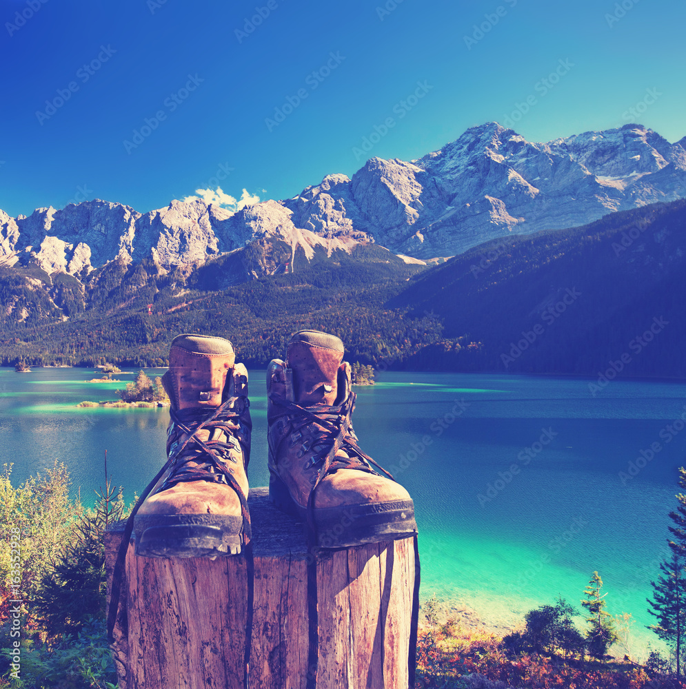 Berge, See und Wanderschuhe Stock-Foto | Adobe Stock
