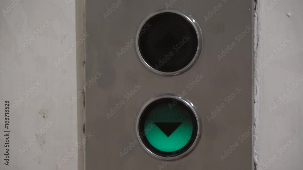 Vidéo Stock Symbol green lift button indicating lift moving down ...