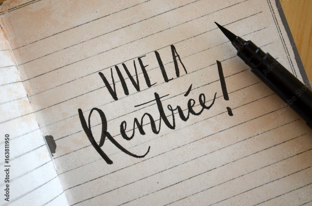 "VIVE LA RENTREE!" lettrage à la main sur cahier Stock Photo | Adobe Stock