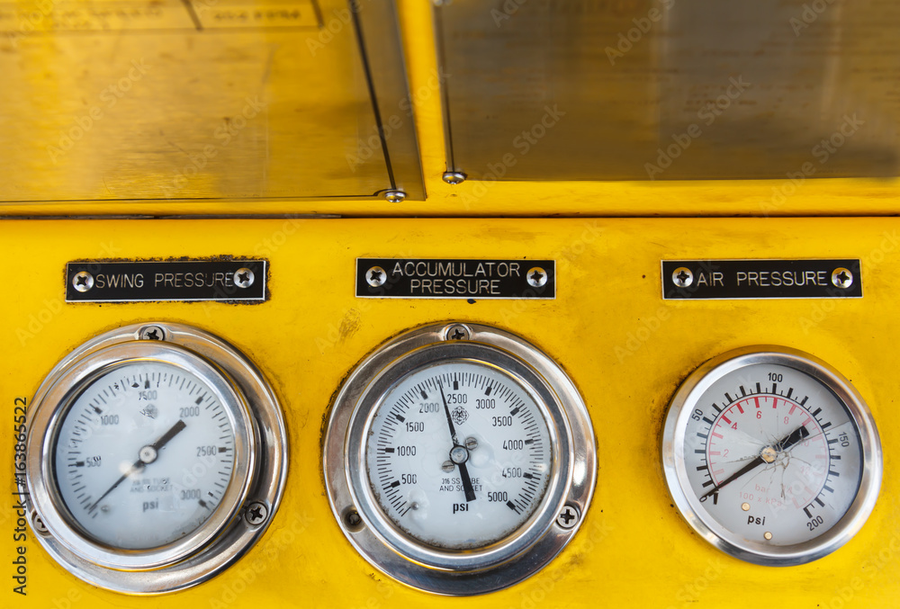 .Pressure gauge for monitoring measure pressure ,Temperature, Oil and ...