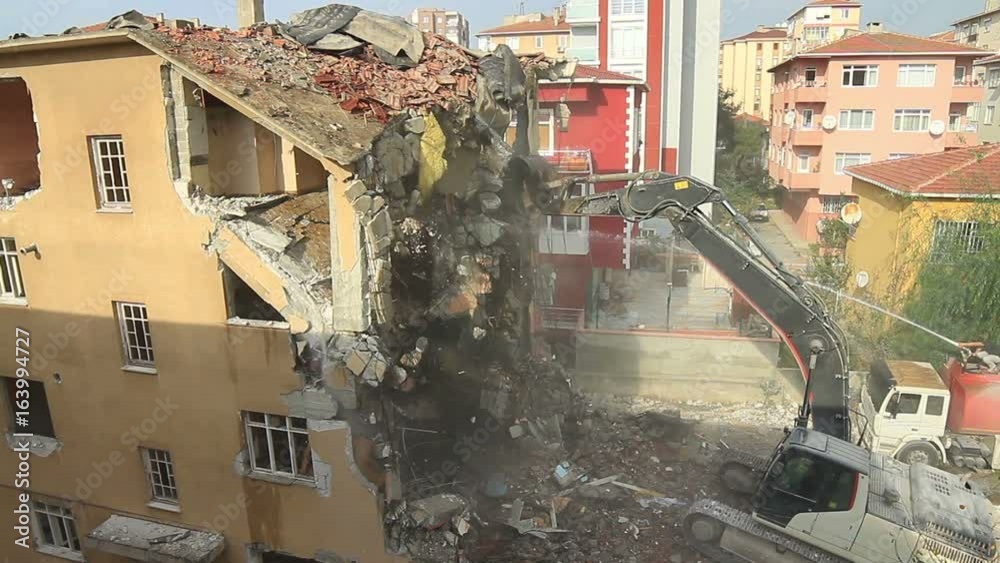 Vidéo Stock Apartment building demolition using an excavator with ...