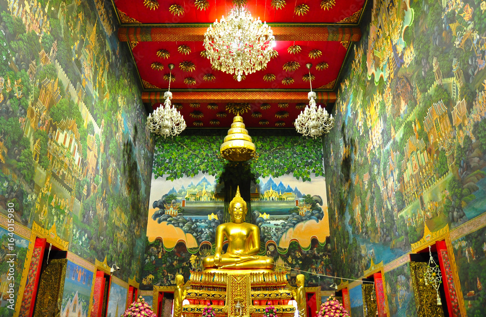 Foto de Principle Buddha image named Luang Por Wat Rai Khing in the ...