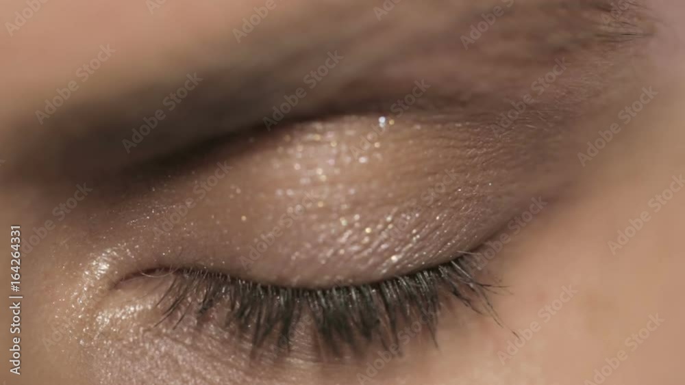 Beautiful female eye: close up opening and closing, version 2 vídeo do ...