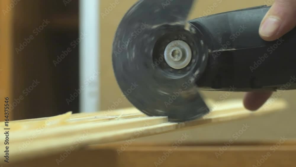 Carpenter working with wood using grinder multi tool. 4k close up vídeo ...