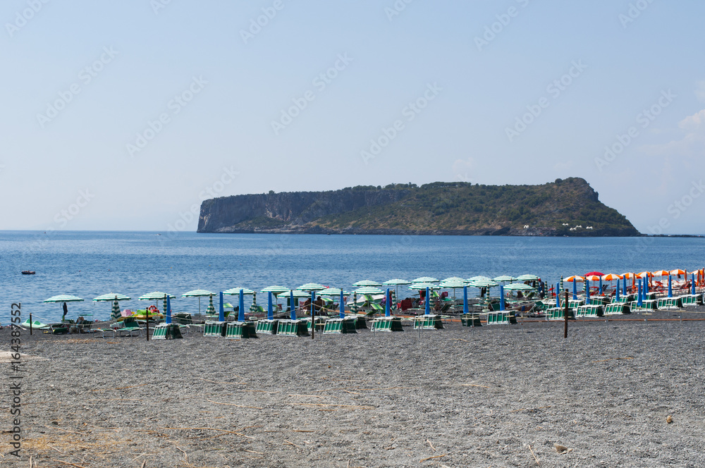 Foto de Calabria, Italia: una delle spiagge nere della baia di rocce ...