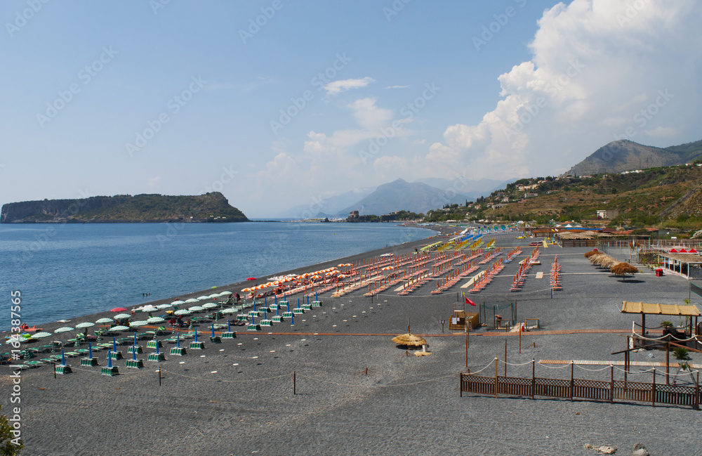 Foto de Calabria, Italia: una delle spiagge nere della baia di rocce ...