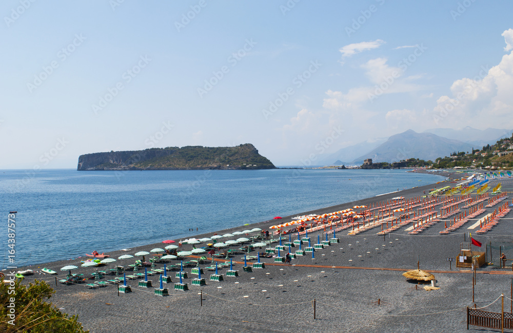 Calabria, Italia: una delle spiagge nere della baia di rocce naturali ...
