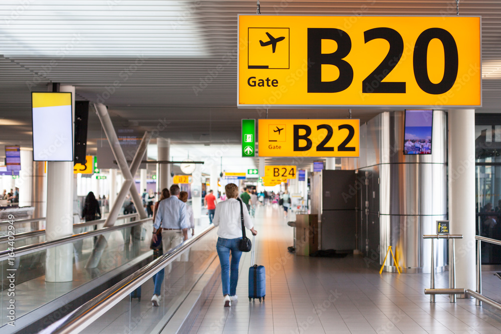 Flughafen Terminal mit Reisenden und Gate Anzeige Stock-Foto | Adobe Stock