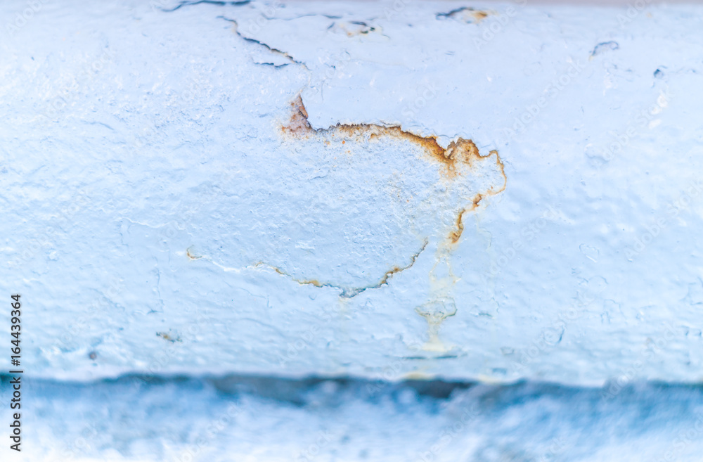 Foto de The texture of an orange rust on a metal pipe painted blue ...