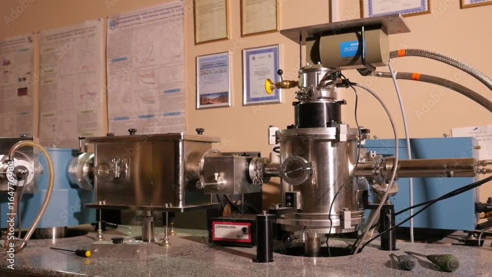 Vidéo Stock Modern high technology scientific vacuum chamber system in ...