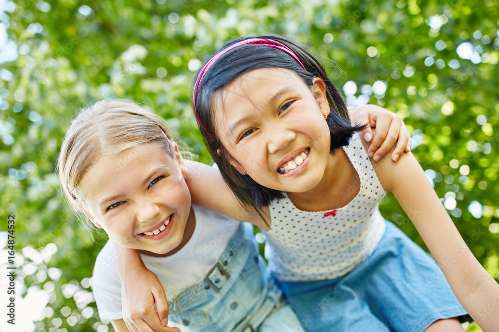Zwei glückliche Mädchen als Freundinnen Stock Photo | Adobe Stock