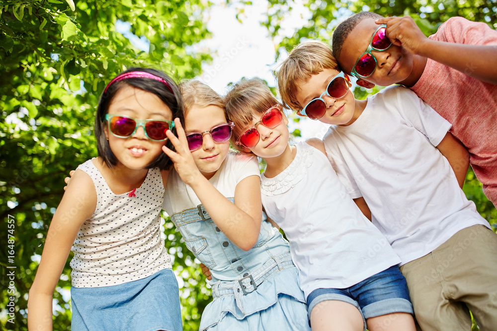 Kinder als Freunde im coolen Team Stock Photo | Adobe Stock