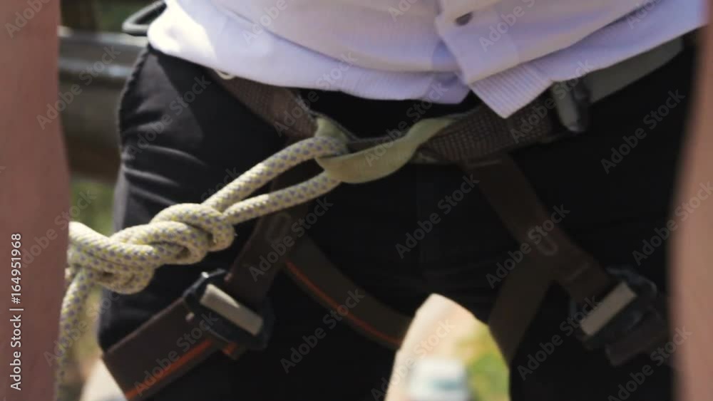 Vidéo Stock Extreme professional climber who wears a suit prepares his ...