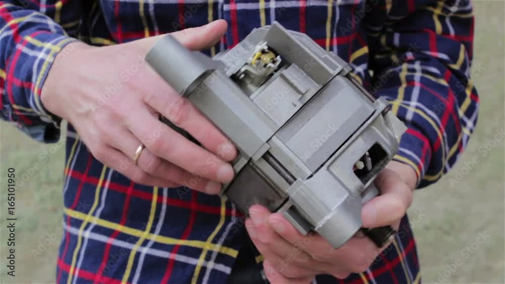 Washing machine engine/In the hands of the engine from the washing ...
