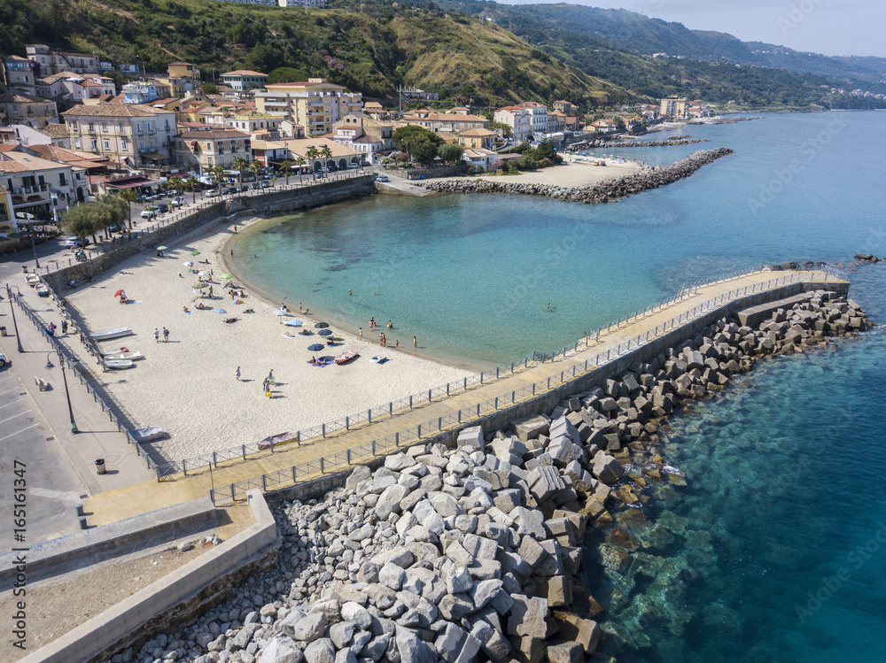 Vista aerea di scogli sul mare. Panoramica del fondo marino visto dall ...