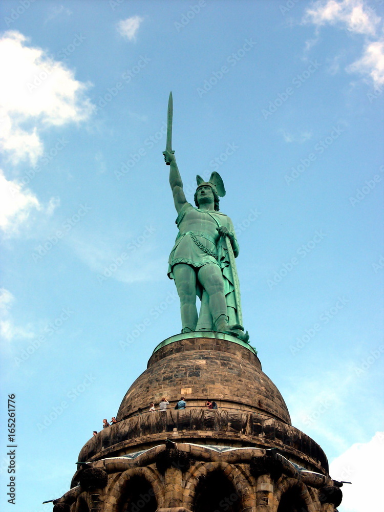 Das Hermannsdenkmal mit Hermann dem Cherusker vor blauem Himmel mit ...