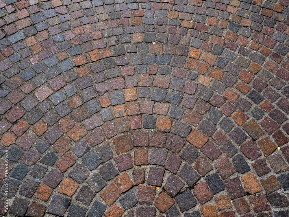 Rot-graue Pflastersteine rund verlegt Stock-Foto | Adobe Stock
