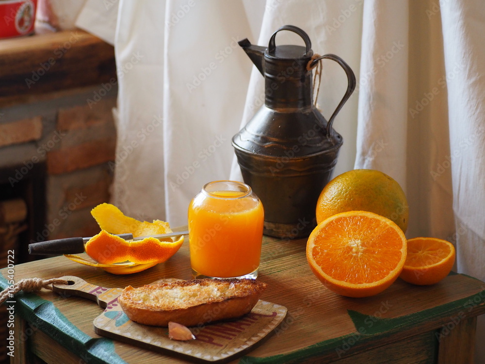 bodegón con naranjas y tostadas, desayuno mediterraneo completo Stock ...