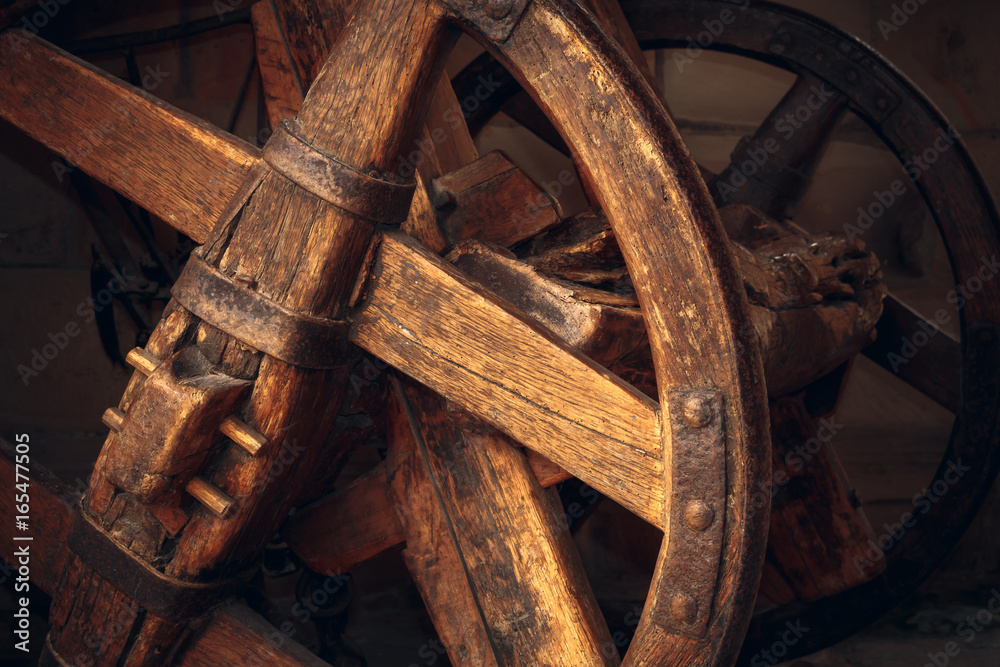 Rueda de arado medieval en Santillana de Mar, Cantabria, España Stock ...